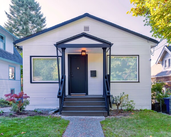 Quiet Urban 2br, Walk To Lake, Cafes, Free Parking - Seattle, WA