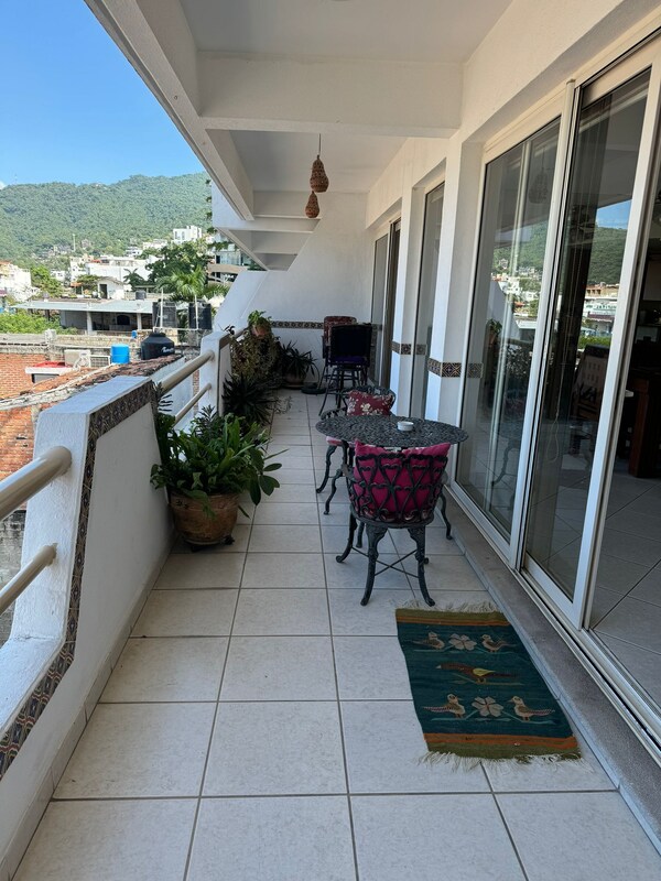 Great Location! Large 2-bdr, 2.5 Bath & Office In Romantic Zone, Puerto Vallarta - Conchas Chinas