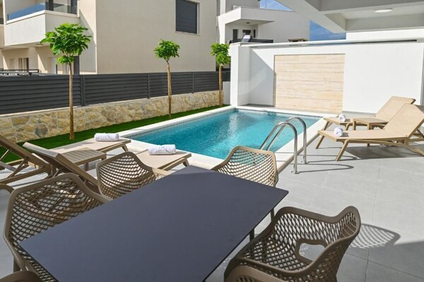 Smash Three-bedroom Apartment With Private Pool&terrace - Novalja
