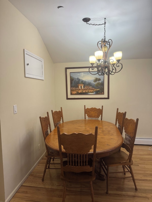 Spacious 3-bedroom Apartment 5 Minutes Walk To Air Train To Jfk Airport - Queens, NY