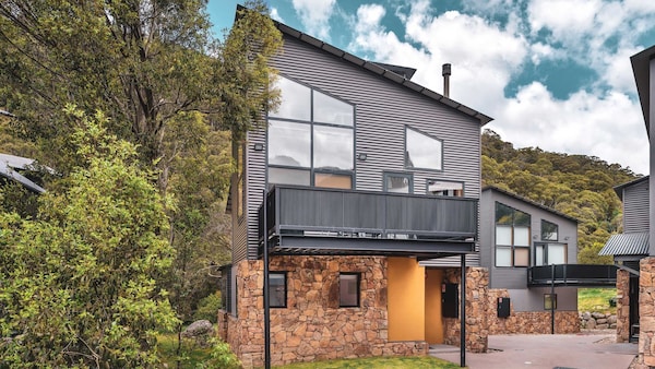 Large Chalet Style Apartment 3 Minutes Walk From Friday Flat. - Snowy Mountains
