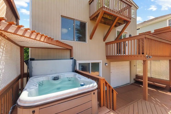 Marina Chic: Bright Seaside Gem. 3 Bed/3 Full Bath. Walk To Restaurants/beach - Madison, CT