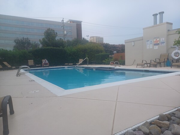 Off The Hook! Stylish 2bd/2ba Condo, 1.5 Block To Beach, Walk To Everything, - Virginia Beach, VA