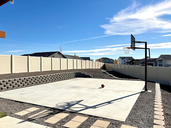 Ultimate Sports & Relaxation Retreat  Private Courts & Large Yard - Middleton, ID