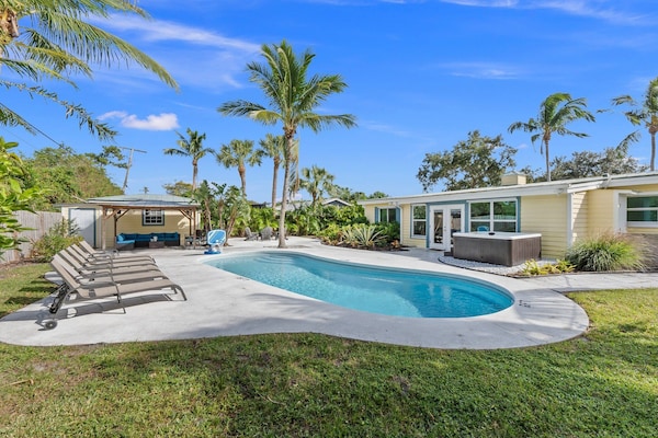 Paradise Palms, Private Backyard W/ Pool, Hot Tub! - Stuart, FL