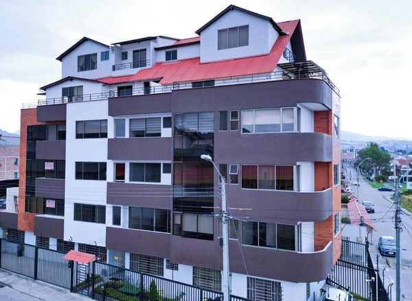 Moderno Apartamento Con Parqueadero Privado - Cuenca