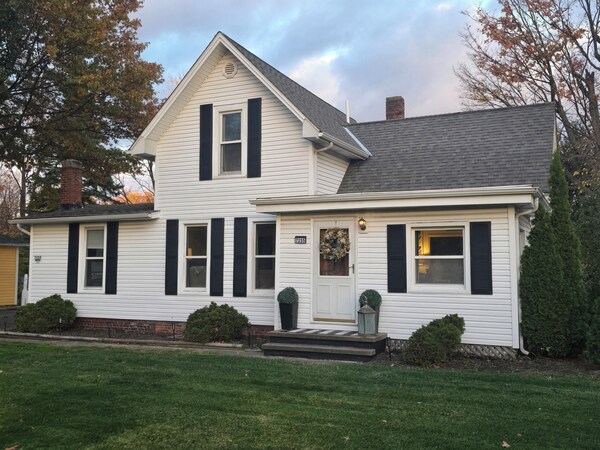 Great Group Gathering Spacious 5-bd/2.5 B House 2 Kitchens, Hot Tub, Large Yard - Mentor-on-the-Lake, OH