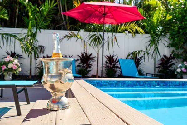 Stylish Tropical Heated Pool Home, Large Deck, Pool Table, Pac-man, Games - Delray Beach, FL