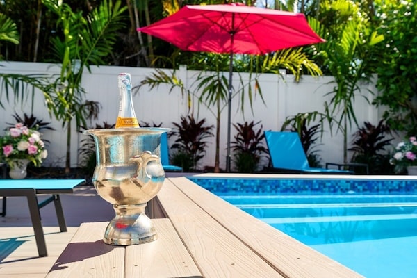 Stylish Tropical Heated Pool Home, Large Deck, Pool Table, Pac-man, Games - Delray Beach, FL