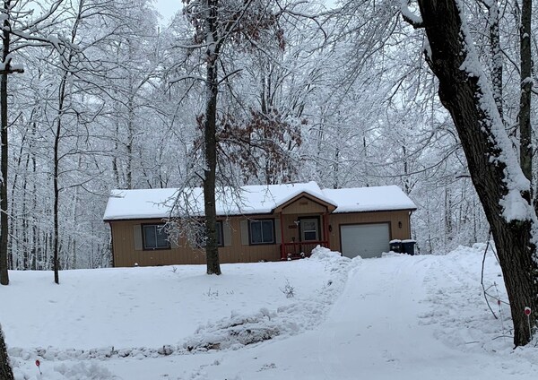 Charming 3-bedroom Cabin With Wonderful Nature View In Farwell - Michigan