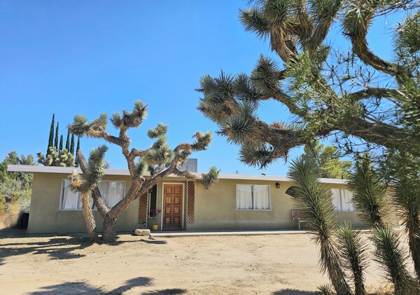 Charming Home In The Heart Of The Joshua Tree Forest! Relax High Desert Style. - Yucca Valley, CA