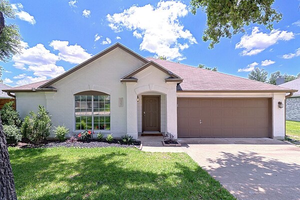 Charming 3 Bedrooms With Private Pool In Wonderful Pflugerville - Pflugerville, TX