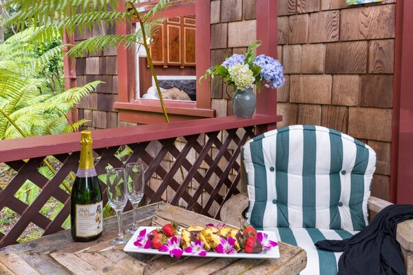 Romantic Volcano Village Cottage - Volcano, HI