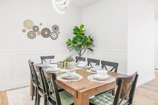 Luxury Family Home | Sleeps 10 | King Bed - Beaumont