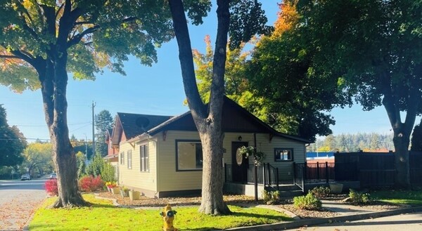 Charming 2-bedroom In Gorgeous Downtown Coeur D'alene. 1.3 Miles To Beach! - Coeur d'Alene, ID