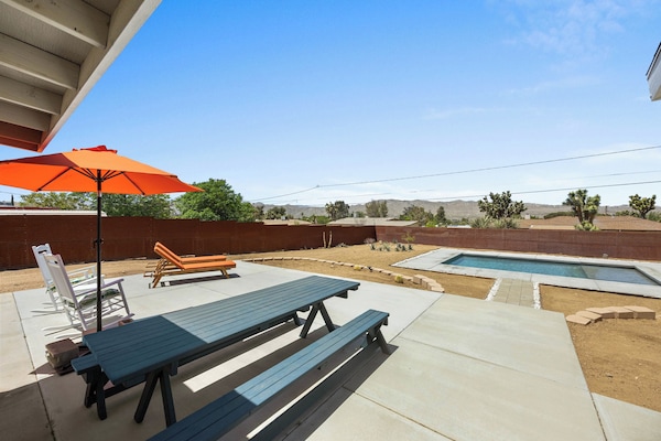 Bonanza In The Desert - Pool & Grill - Yucca Valley, CA