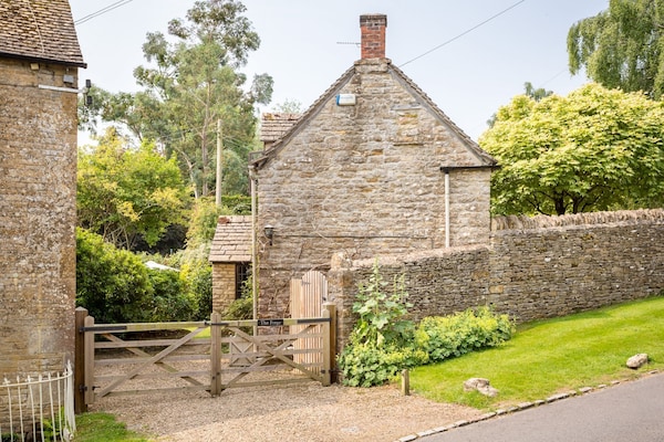 Dog Friendly Cotswold Holiday Cottage - The Forge - Stow-on-the-Wold