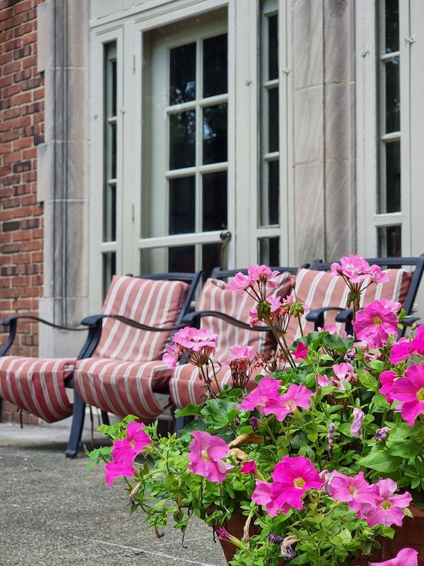 Safe, Historic Neighborhood In Decatur, Il: Serenity Suite At <Powers Manor>. - Decatur, IL
