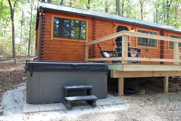 Cozy 2-bedroom Cabin With Hot Tub Nestled In The Woods Of Morgan County - Ohio