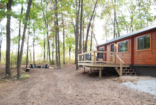 Cozy 2-bedroom Cabin With Hot Tub Nestled In The Woods Of Morgan County - Burr Oak State Park, Glouster