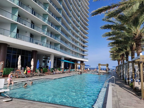 Charming 2-bedroom Hotel With Ac, Fitness Room In Hollywood - Sunny Isles Beach, FL