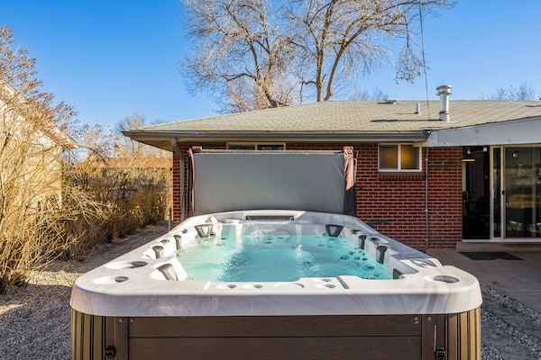 ~Huge Hot Tub~theater/game Room~family Friendly~private Backyard Oasis~fire Pit~ - Arvada