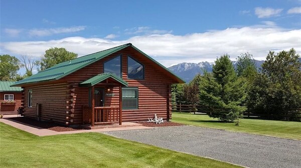 The Trout House- An Authentic Montana Cabin, Perfect For Yellowstone Adventures! - Emigrant, MT
