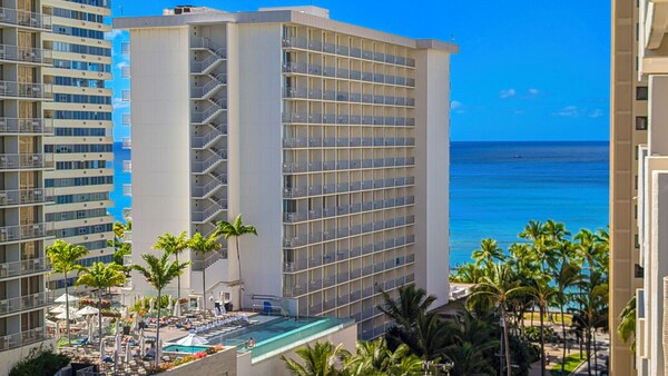2 Bdrm W/ 4 Beds + 2 Bath + Parking + Partial Ocean View, 2 Mins Walk To Beach - Honolulu, HI