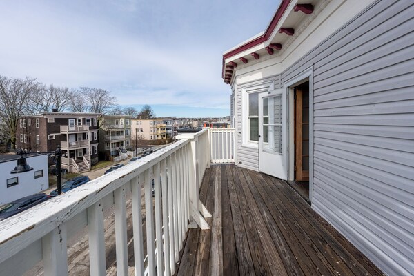 90 - 4br Dorchester - Sleek Apt Near Marina Bay\n - Boston Logan Airport (BOS)