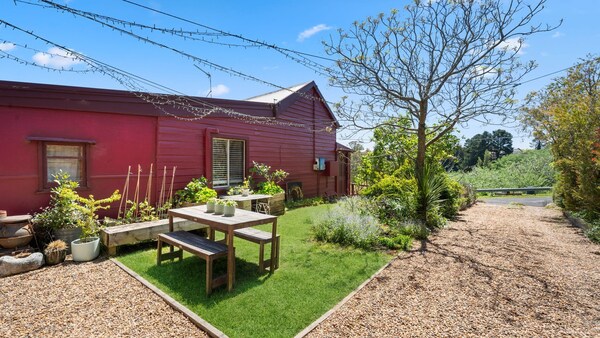 Little Red In Katoomba - Katoomba