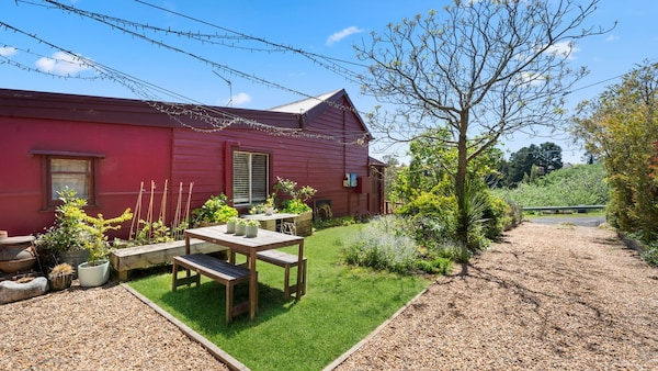Little Red In Katoomba - Blue Mountains
