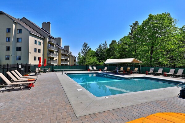 Alpine Oasis Studio At Mountain Green Resort Killington: Shuttle, Pool, Hot Tub, Gym, Deals! - Killington, VT