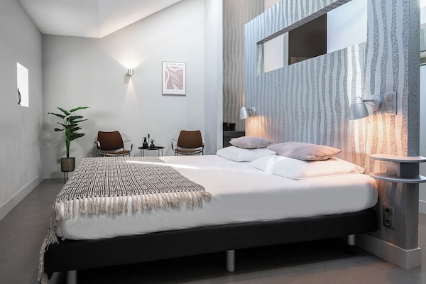 Enjoy A Stylish Stay In Our 12-bedroom Property  Each With A Private Shower And Fridge - Oss
