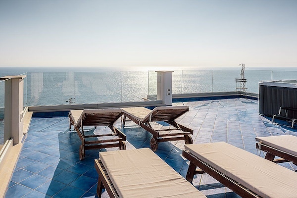 Villa Pindaro: A Bright And Sunny Three-story Villa Which Faces The Sun And The Sea, With Free Wi-fi. - Massa Lubrense