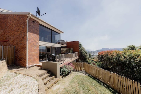 Serenity@sandy Bay: Family Home With Hot Tub - Hobart