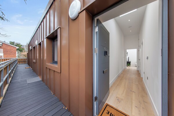 Experience The Ambience And Comfort Of Home For As Long As You Like. - Surbiton