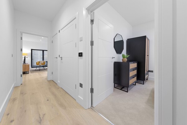 Experience The Ambience And Comfort Of Home For As Long As You Like. - Surbiton