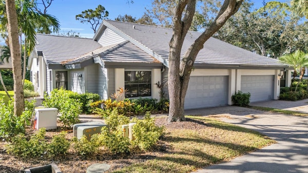 Bonita Bay Elegant Villa -Beach Access Included! - Bonita Springs, FL