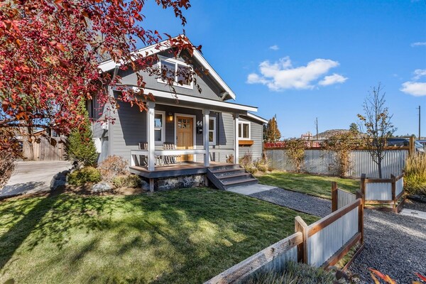 Bluebird Day - Lakewood Cottage - Bend, OR