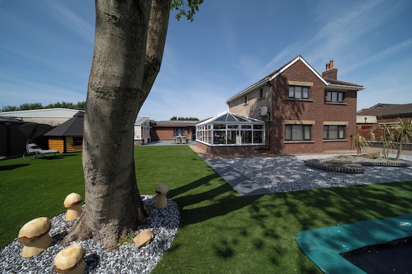 20 Guest Luxury Stay - Private Pool, Hot Tub & Gym. - Blackpool