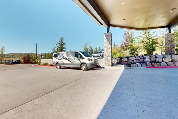 Beautiful Resort Condo With Pool, Gym And Mountain Views - Kamas, UT