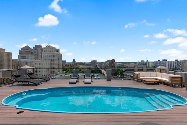 Incredible 2 Story City Penthouse With Rooftop Pool, Hot Tub & Views! - St. Louis, MO