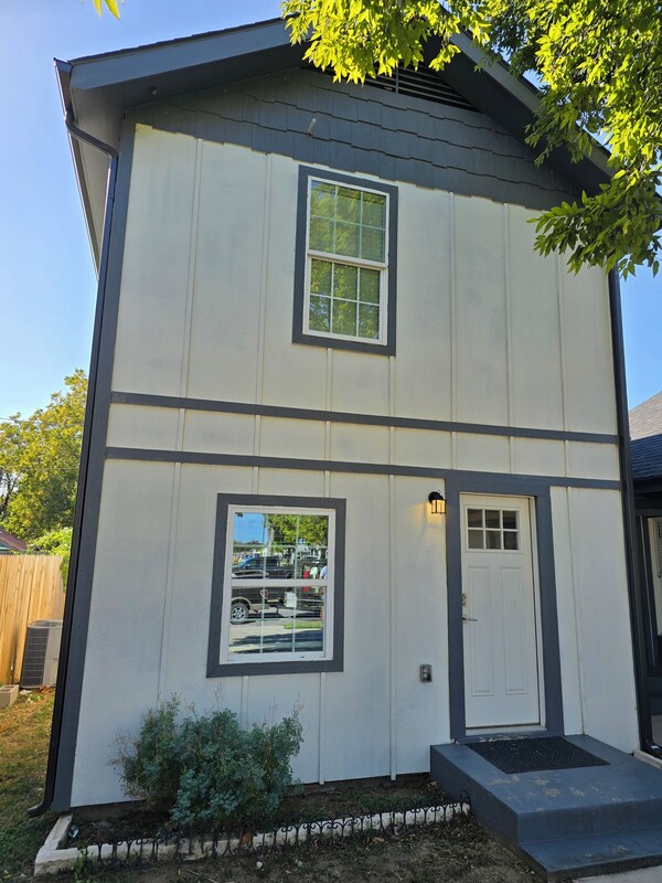 Bluebonnet Cottage Duplex In Downtown Denison--perfect Blend Of Charm & Comfort - Lake Texoma