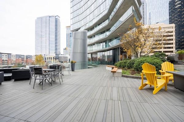 Sophari's Elegant 2br In Bellevue, Gym, Pool - Bellevue, WA