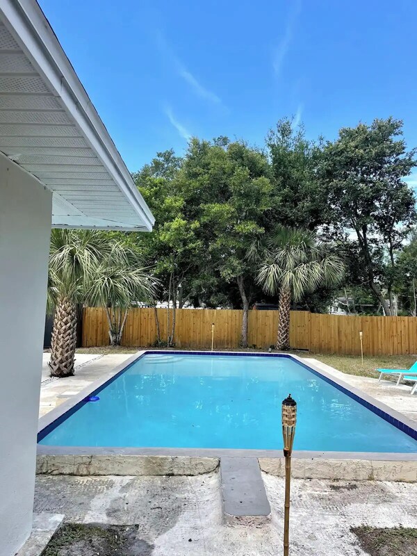 Clearwater Hideaway Modern 4br Home W/ Heated Pool, Next To Clearwater Beach - Clearwater, FL