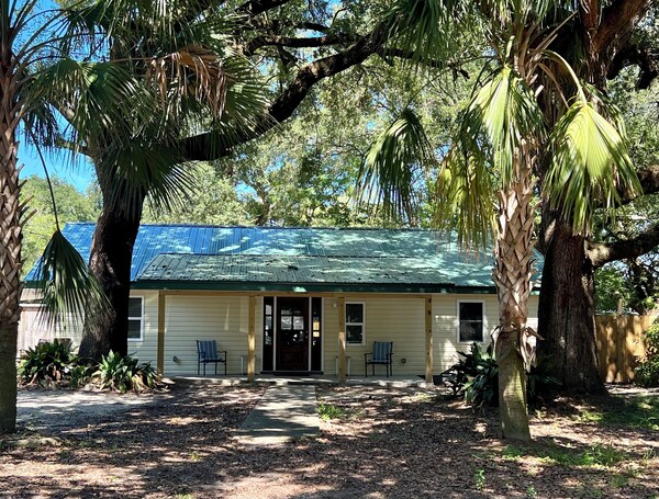 Charming 2-bedroom Cottage With Full Kitchen And Wifi In Pensacola. Sleeps 4. - Pensacola, FL