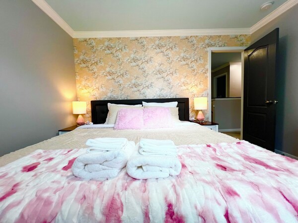 Luxury 5-bedroom Farmhouse With Fenced Backyard And Smart Tv In South Charlotte - Charlotte, NC