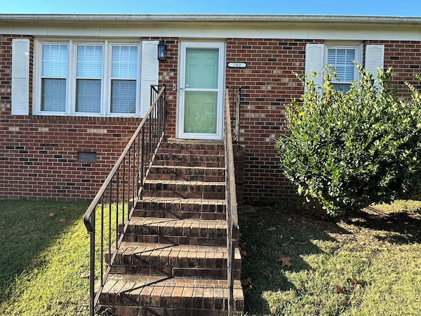 Church Hill  Fenced  Pet Friendly   One Level  King Suite + 2 Queen Bedrooms - Richmond, VA
