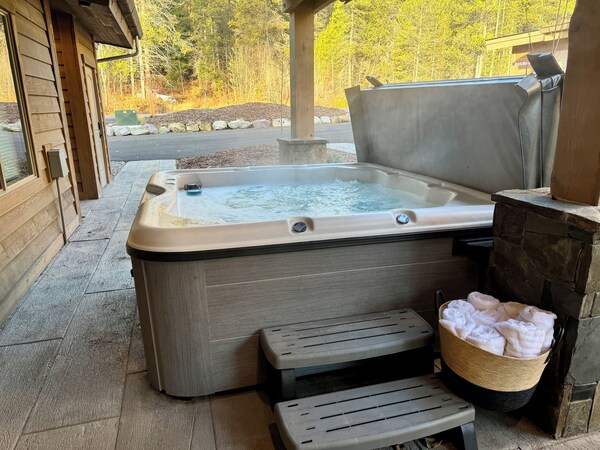Embrace Adventure! 7 Mi To Gnp- 2bd/2ba Condo - Private Patio W/hot Tub - #1-1 - Columbia Falls, MT