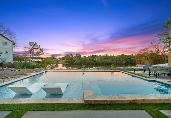 Lakeside Getaway With Pool, Dock & Game Room - Arkansas